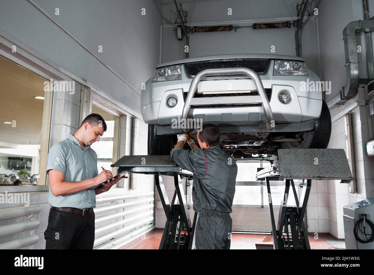 Independent auto service station hi-res stock photography and images ...