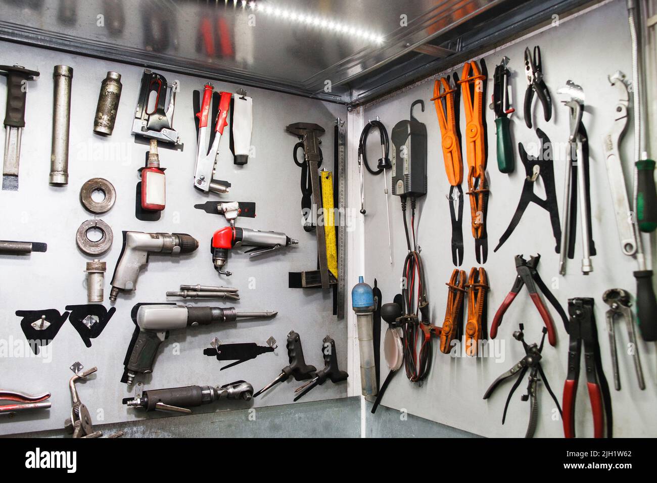 Car workshop wall hi-res stock photography and images - Alamy