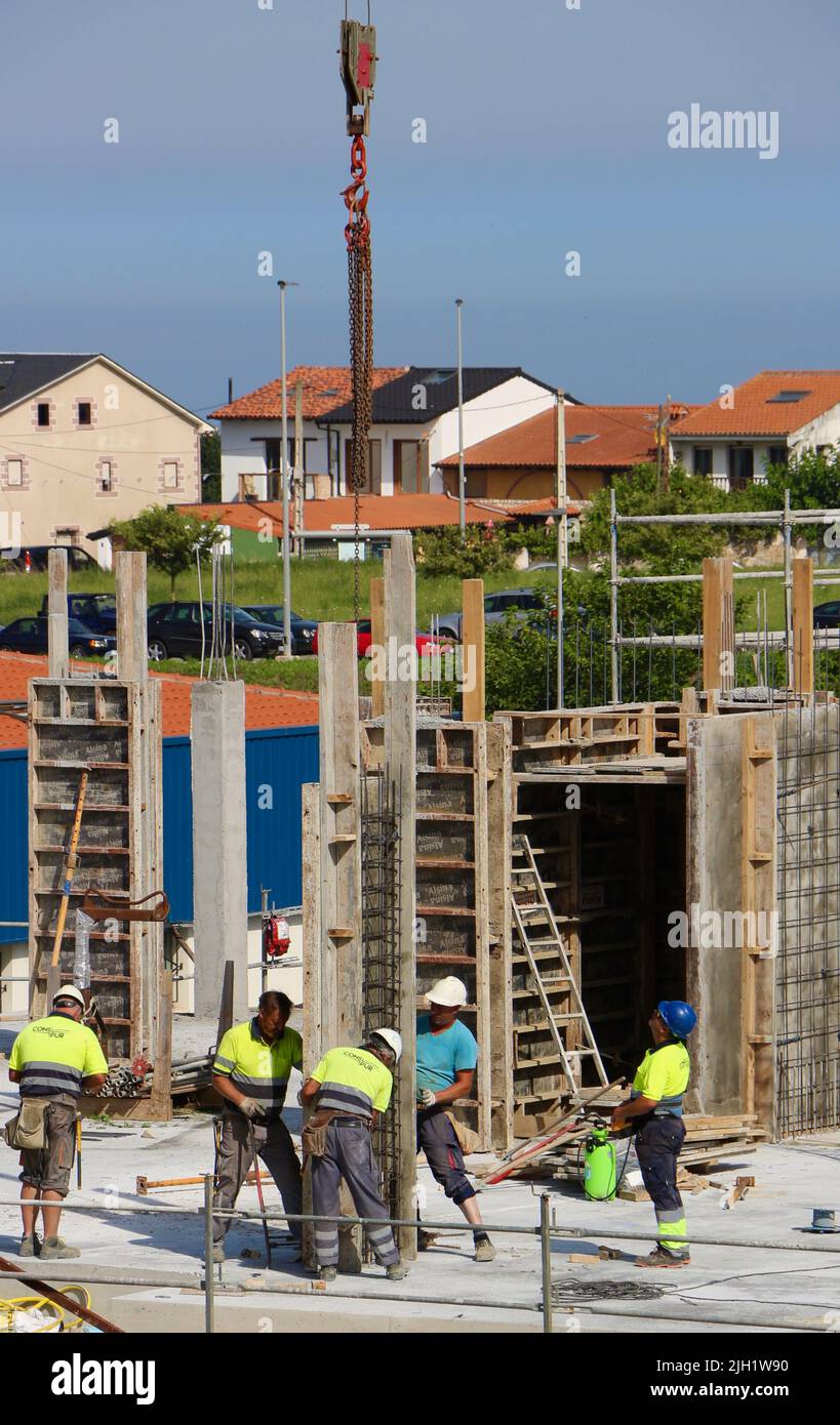 Traditional timber formwork being placed to make reinforced concrete ...