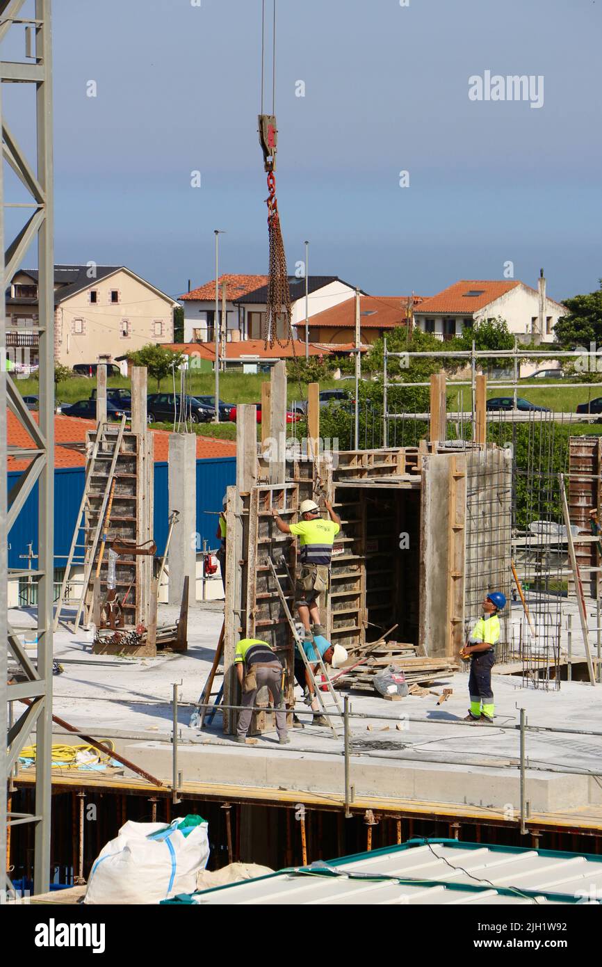 Traditional timber formwork being placed to make reinforced concrete ...