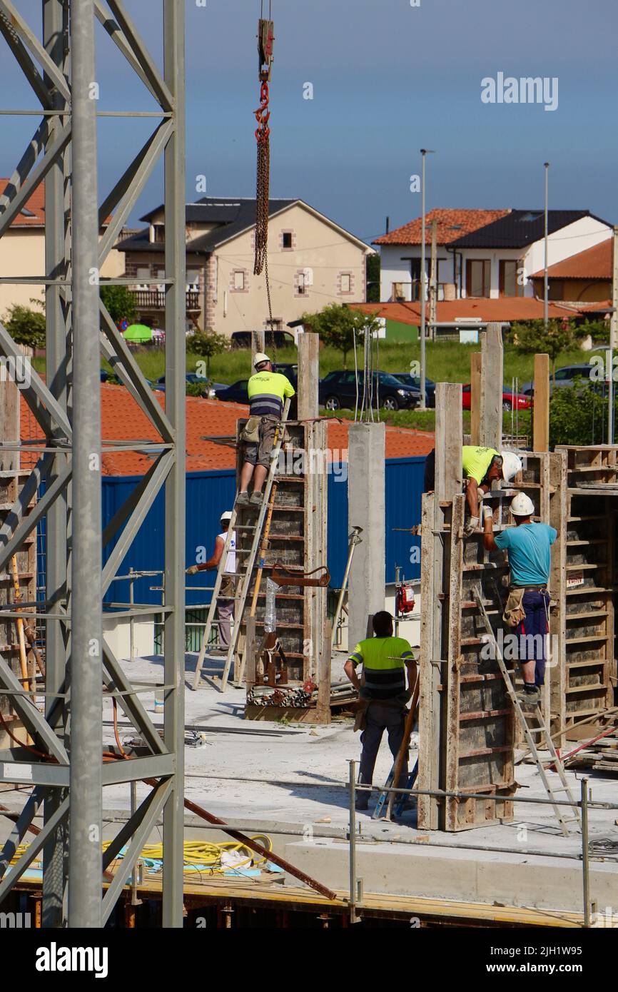 Traditional timber formwork being placed to make reinforced concrete ...