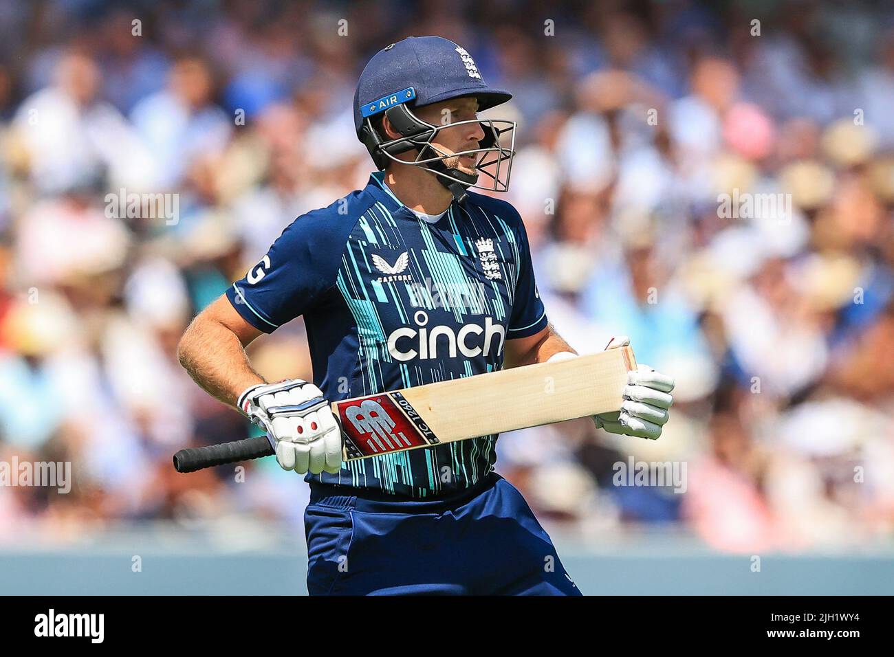 Joe root cricket bat hi-res stock photography and images - Alamy