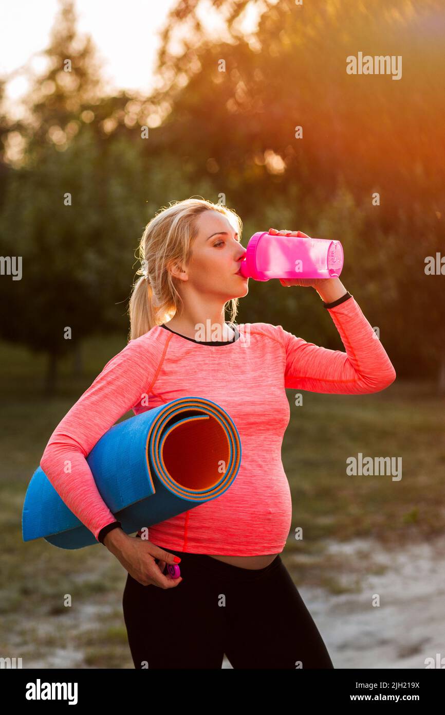 Sporty young woman drinking water hi-res stock photography and images ...