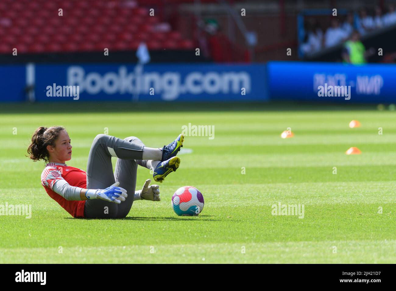 Goalkeeper Livia Peng (12 Switzerland) warming up before the UEFA ...