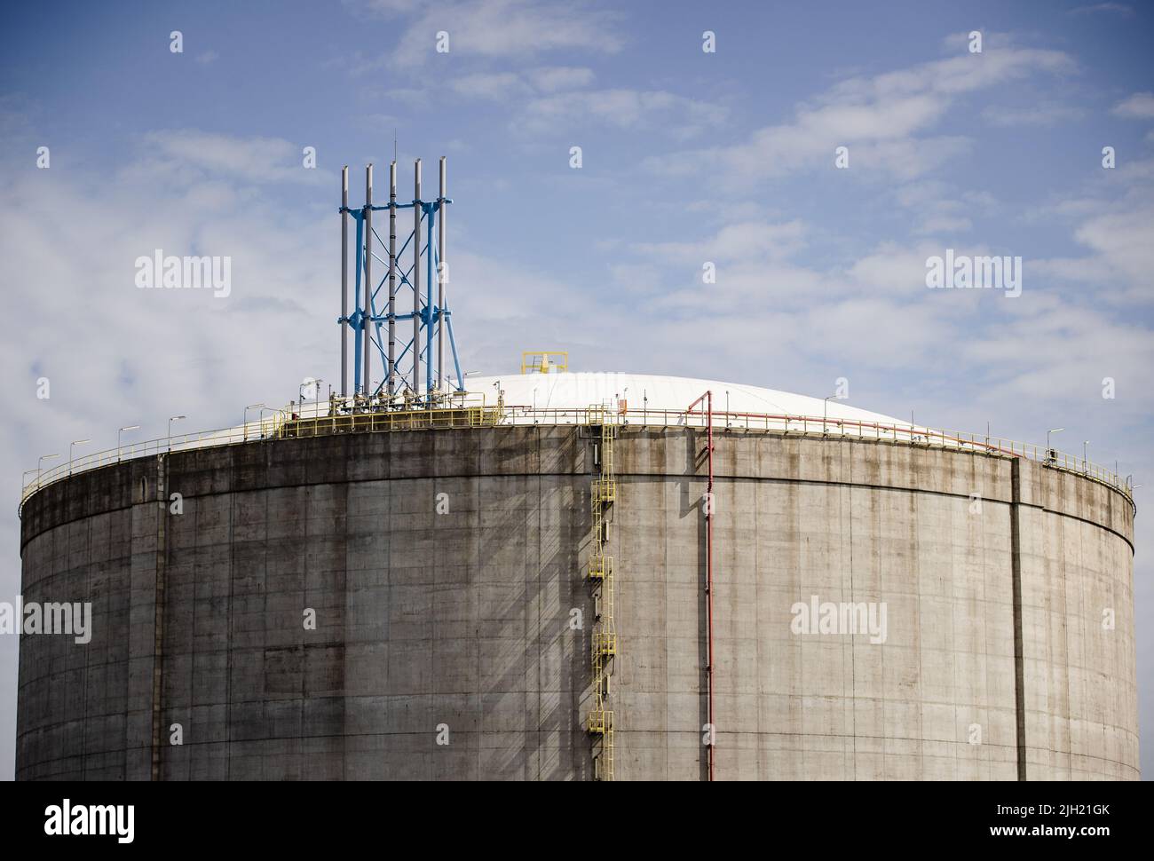 2022-07-14 11:25:59 ROTTERDAM - The LNG terminal seen from the Piet ...