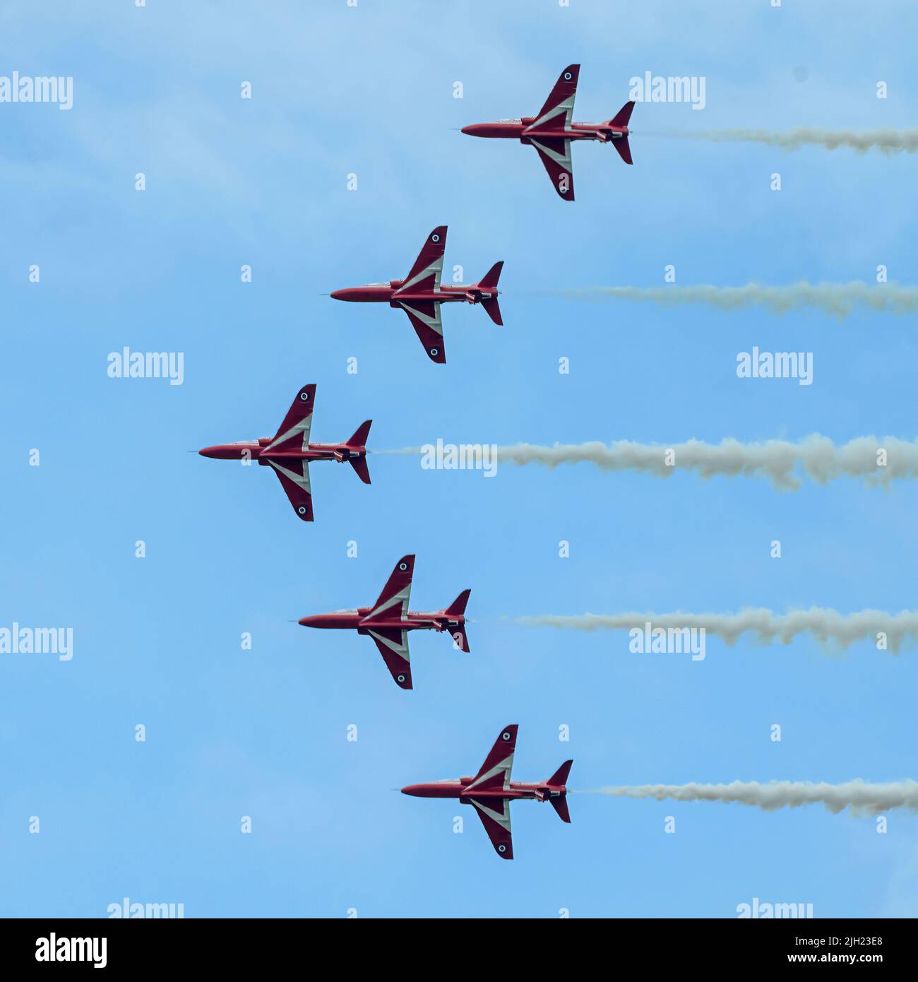 Red arrow with blue sky hi-res stock photography and images - Alamy