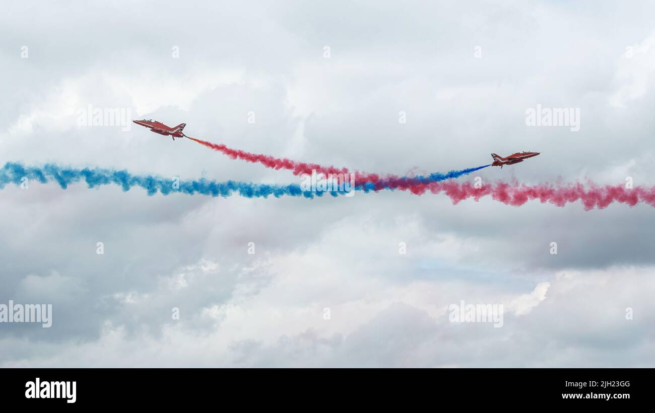 Red arrow with blue sky hi-res stock photography and images - Alamy