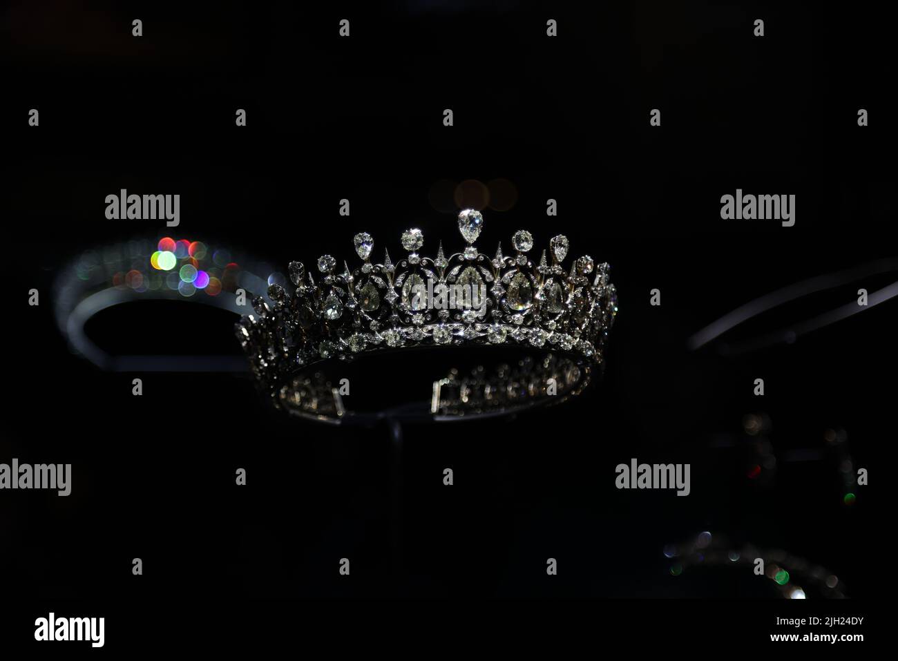 Crown and crown jewels queen display hi-res stock photography and ...