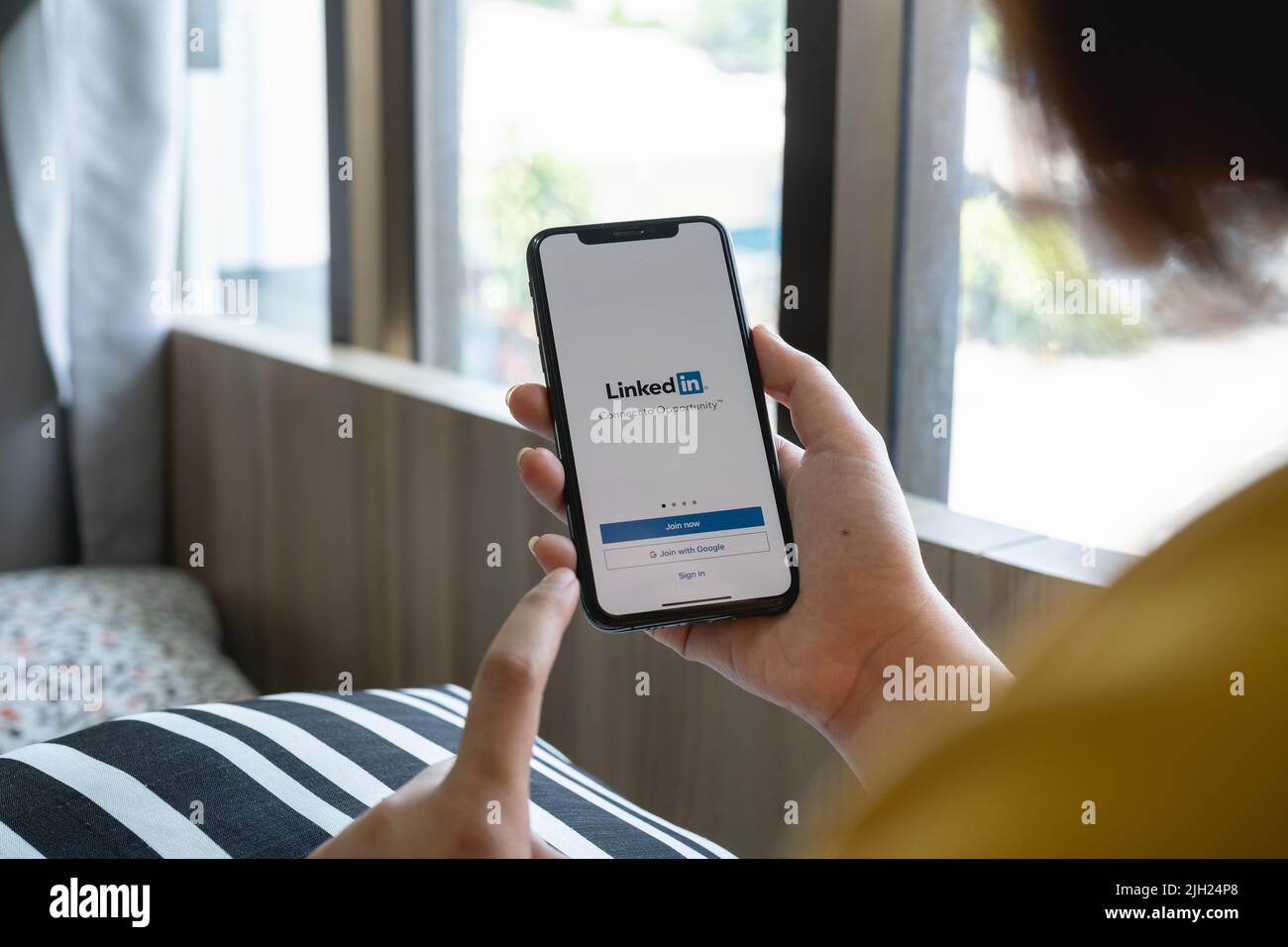 Linkedin logo white hi-res stock photography and images - Alamy