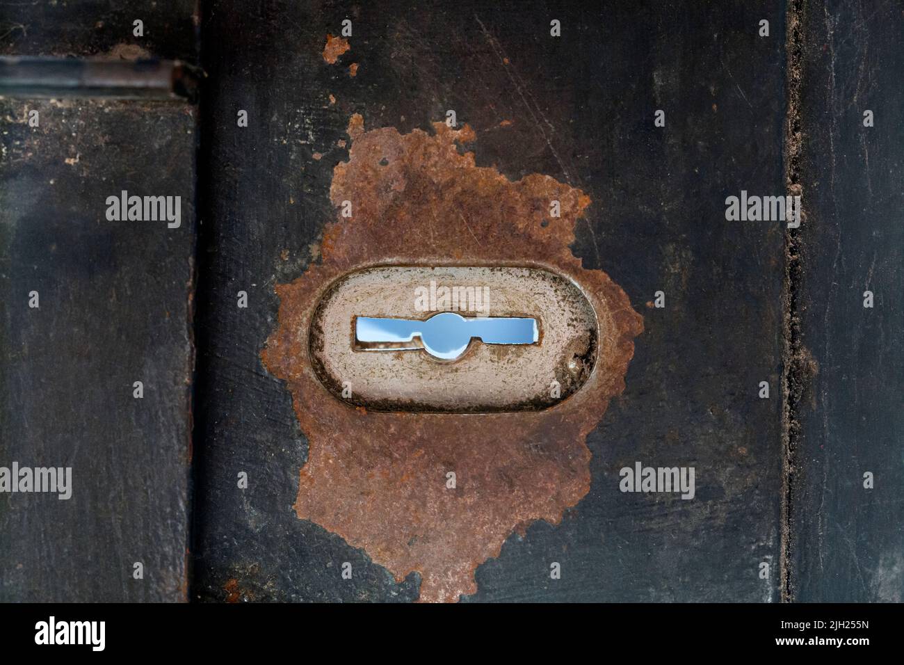 Broken metal gate hi-res stock photography and images - Alamy