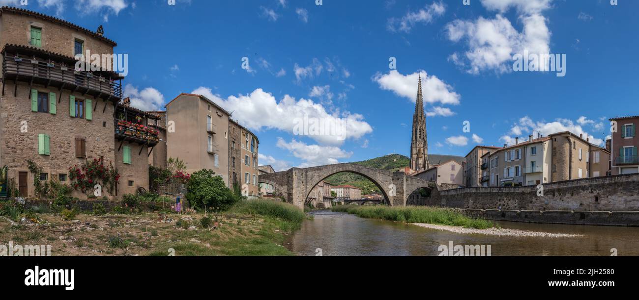 Vue panoramique du vieux pont sur la Sorgue et l'église Notre-Dame de ...