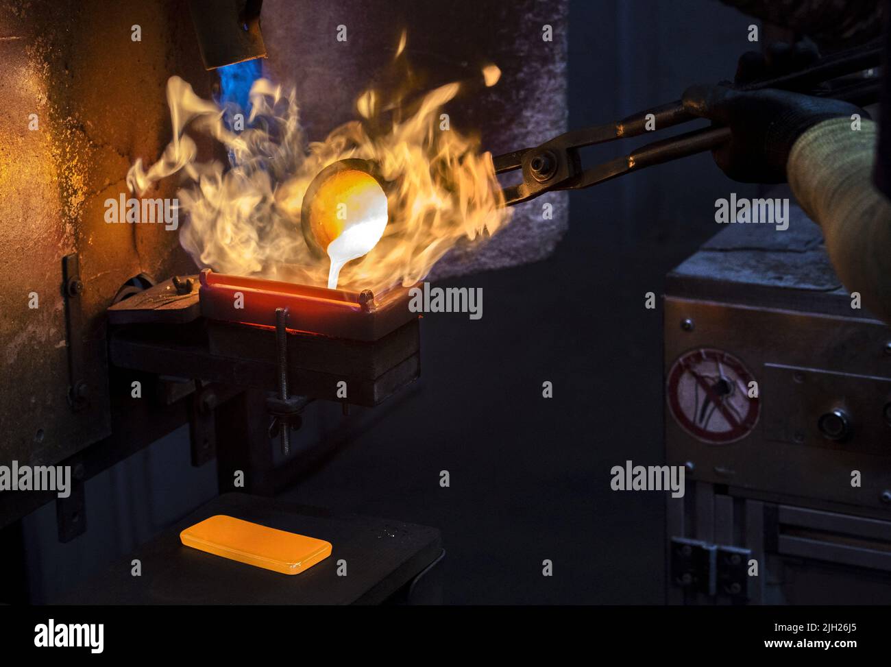 Melted gold smelter hi-res stock photography and images - Alamy