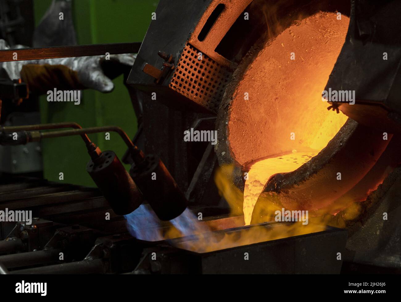 Melted gold smelter hi-res stock photography and images - Alamy