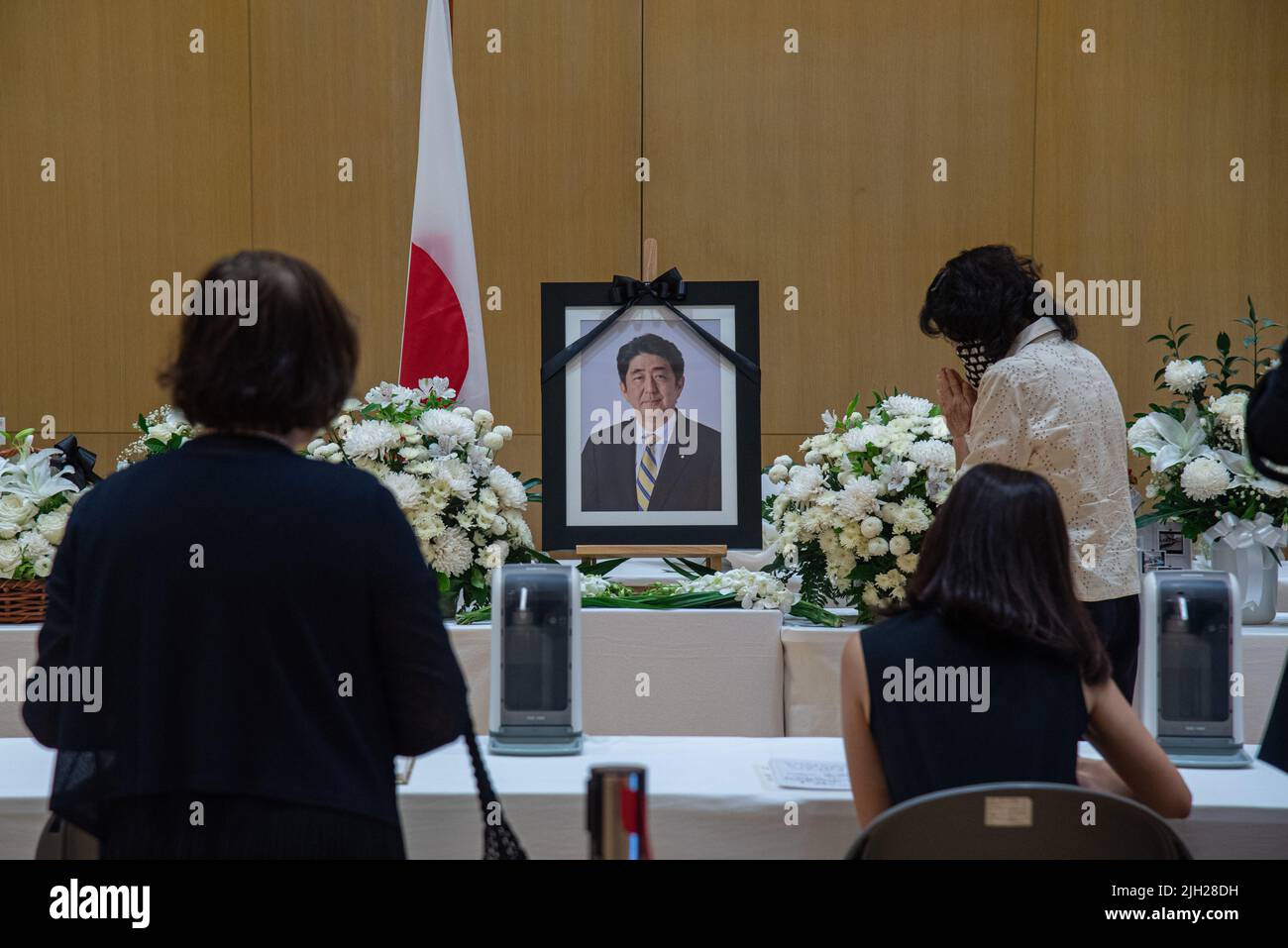 Bangkok, Thailand. 14th July, 2022. People queue paying respect next to ...