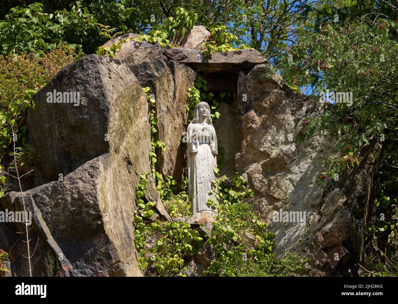 Religious praying statue on a mountainside Stock Photo - Alamy