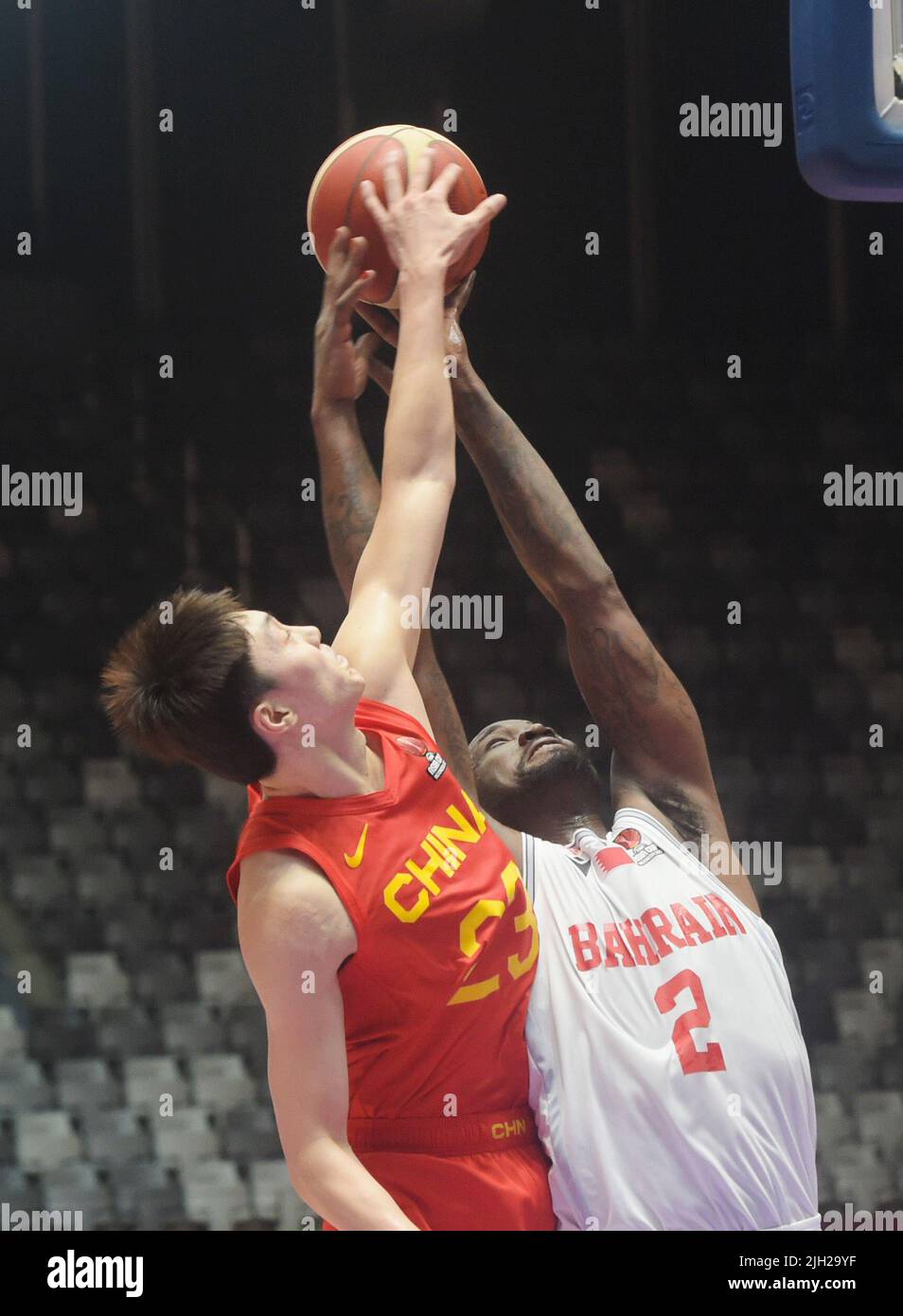 Jakarta, Indonesia. 14th July, 2022. Hu Mingxuan (L) of China blocks ...