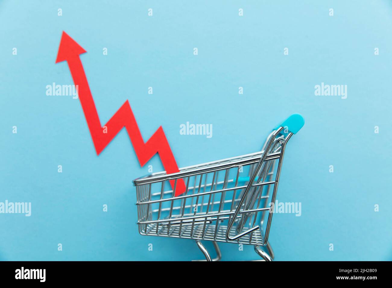 Rising cost of shopping. Shopping cart with red inflation arrow Stock ...