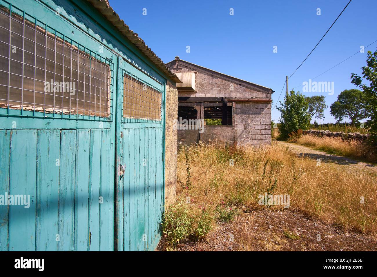 Old abandoned farm barn example Stock Photo - Alamy
