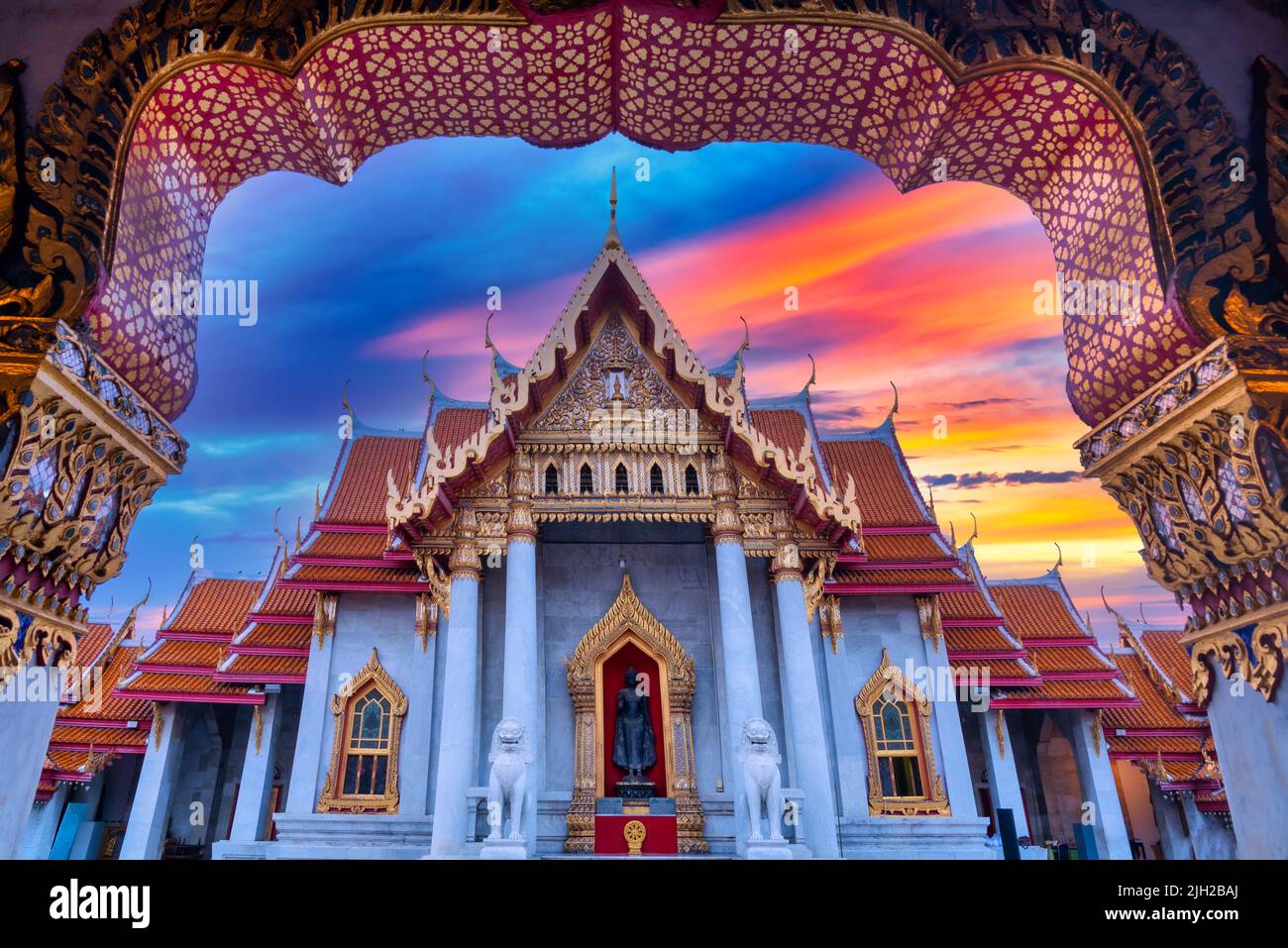 The Marble Temple, Wat Benchamabopitr Dusitvanaram at sunrise in ...