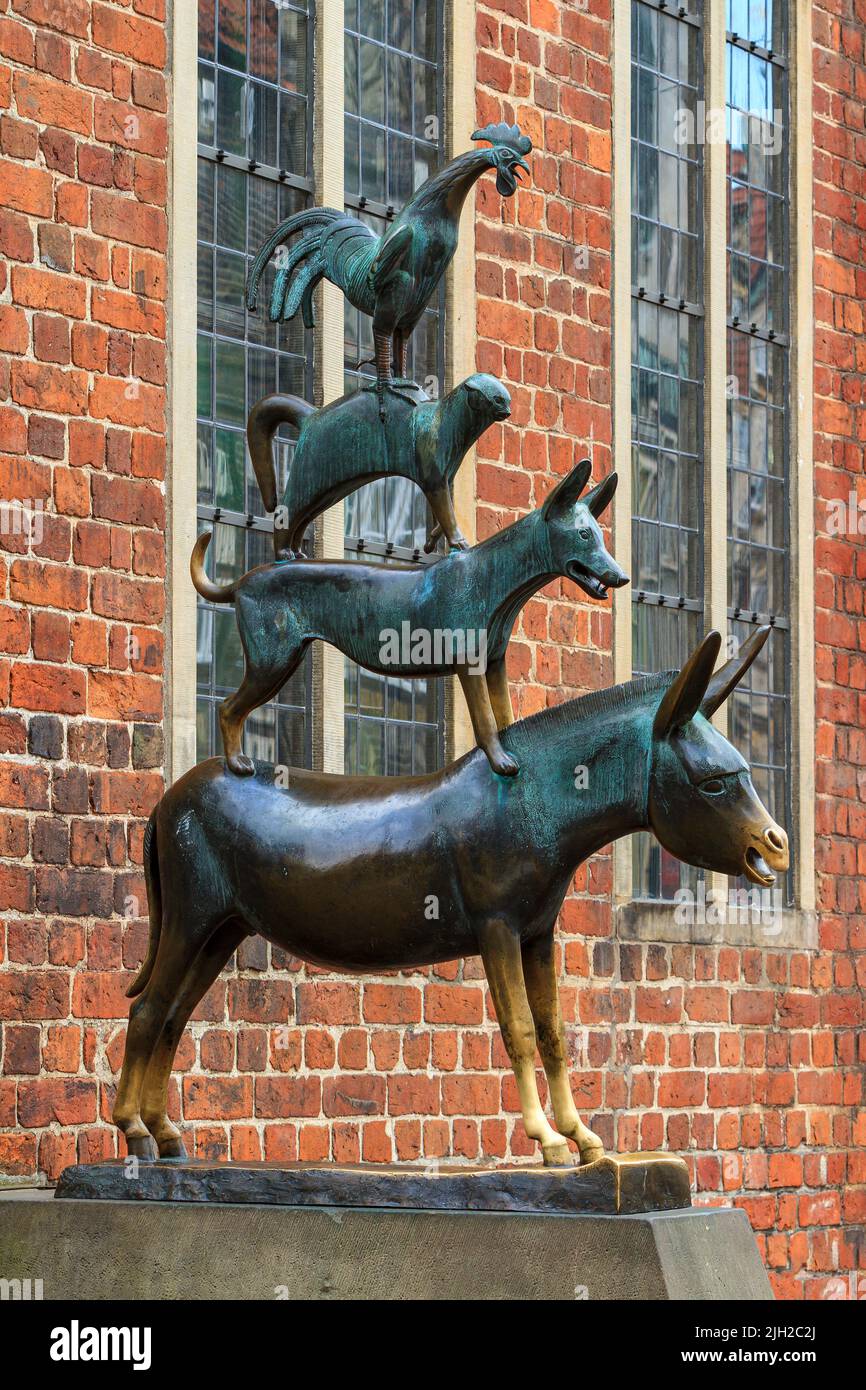The statue of the Bremen Town Musicians Stock Photo - Alamy