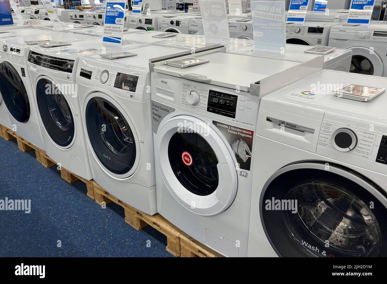 Washing machines electrical appliances hi-res stock photography and ...