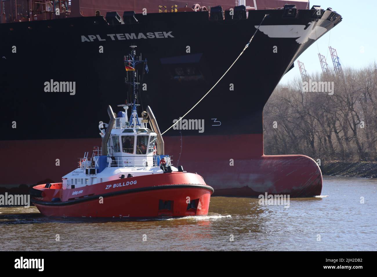 Containerschiff APL Temasek mit Schlepper SP Bulldog Stock Photo - Alamy