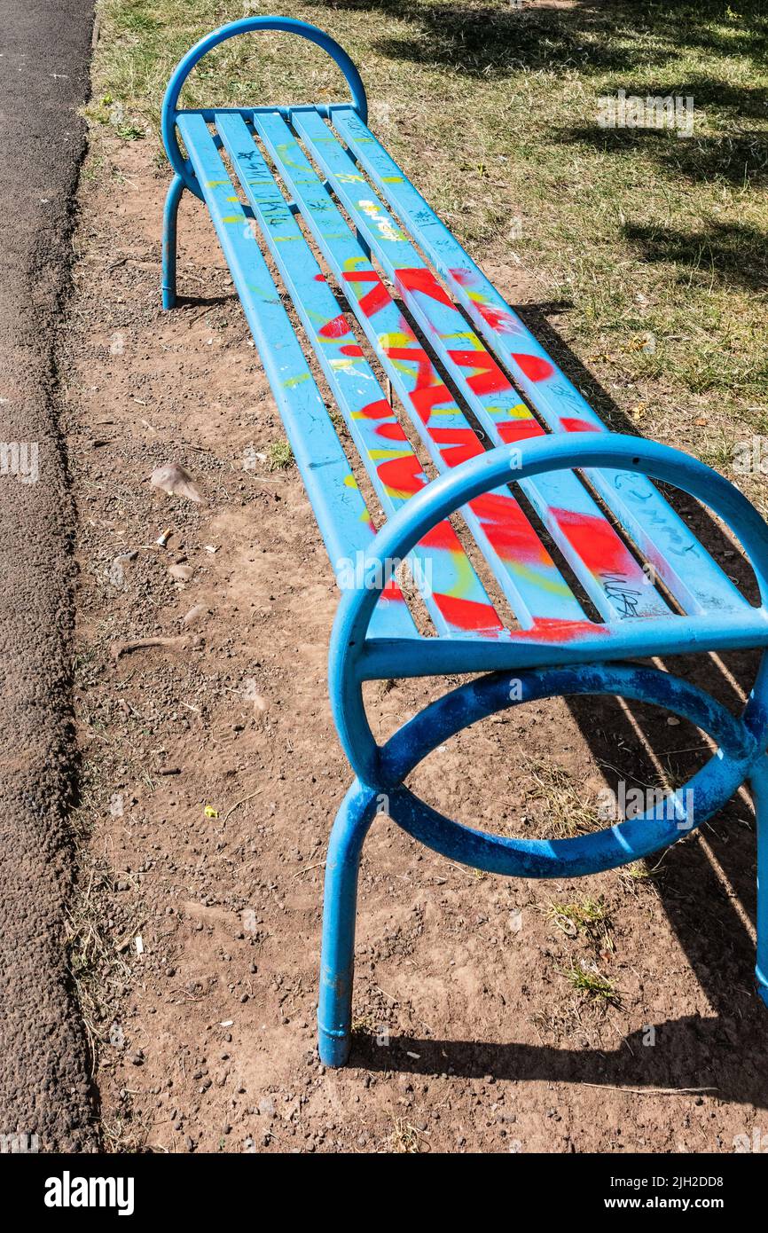 Graffiti bench hi-res stock photography and images - Alamy