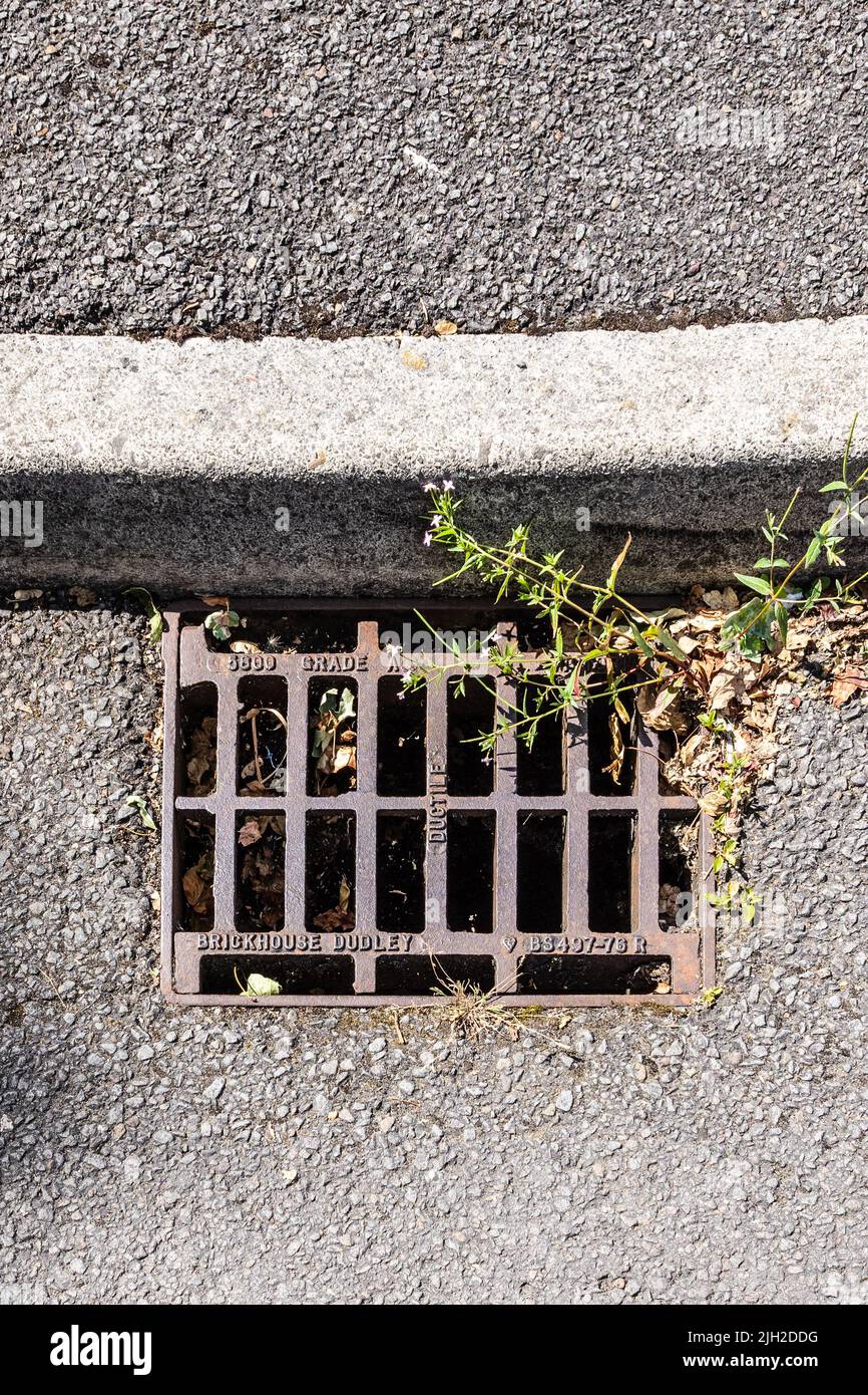 Water flooding manhole hi-res stock photography and images - Alamy