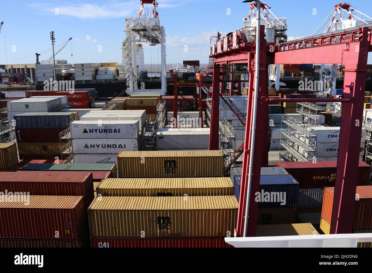 Container Im Hafen von Buenos Aires. Die manchmal bizarre Stapelung der ...
