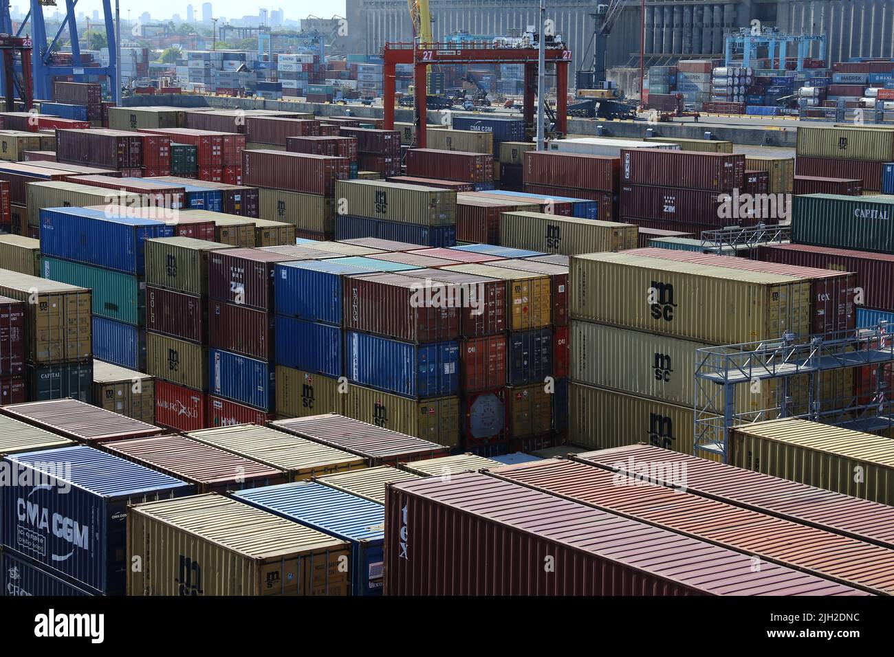 Container Im Hafen von Buenos Aires. Die manchmal bizarre Stapelung der ...