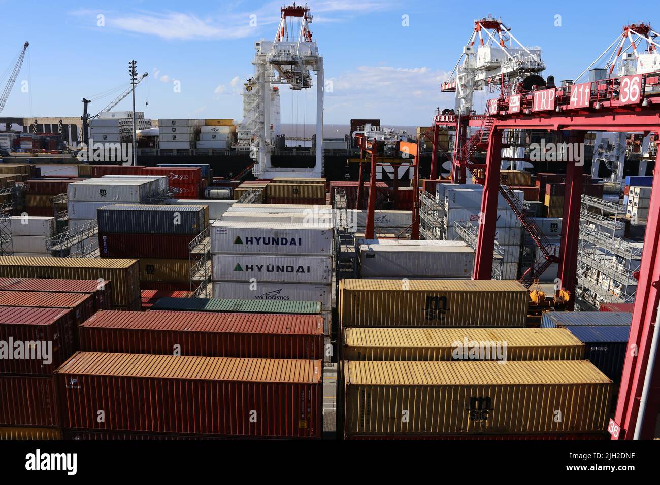 Container Im Hafen von Buenos Aires. Die manchmal bizarre Stapelung der ...