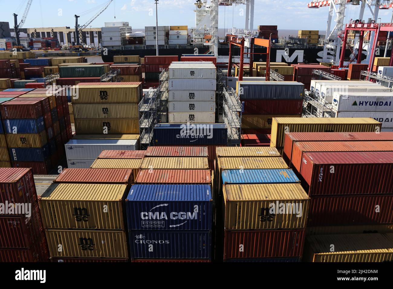 Container Im Hafen von Buenos Aires. Die manchmal bizarre Stapelung der ...
