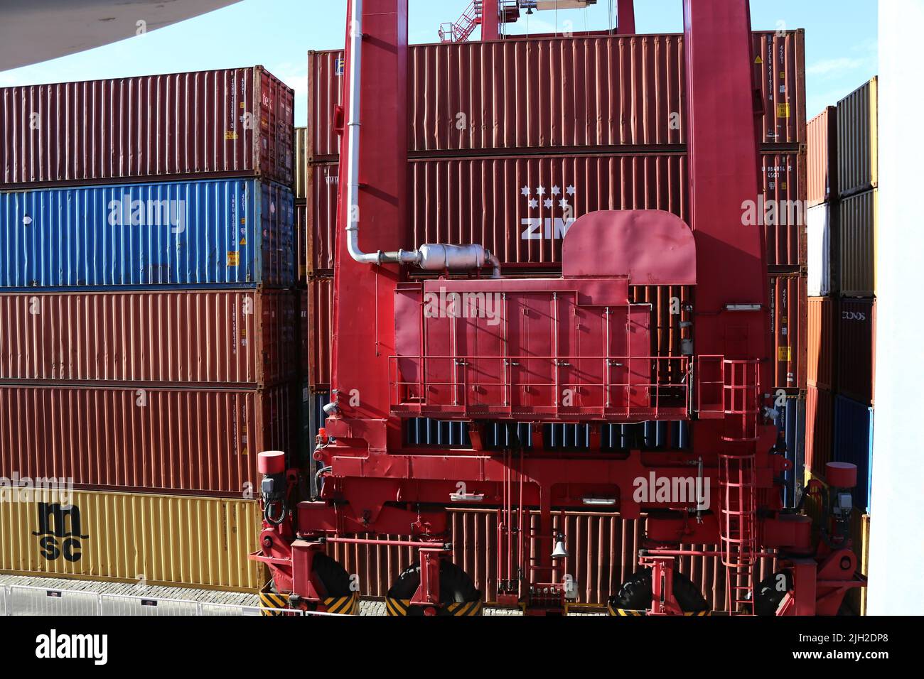 Container Im Hafen von Buenos Aires. Die manchmal bizarre Stapelung der ...