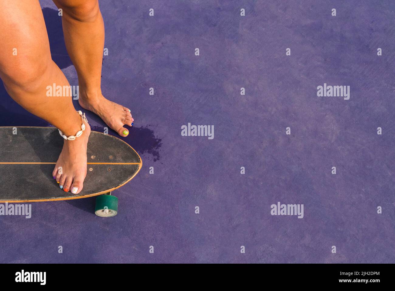 Young woman skateboarding barefoot hi-res stock photography and images ...