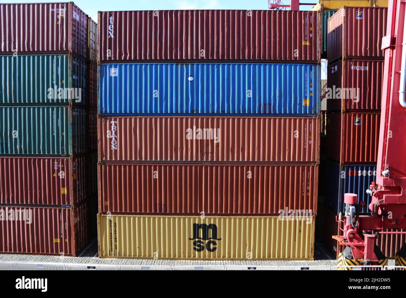 Container Im Hafen von Buenos Aires. Die manchmal bizarre Stapelung der ...