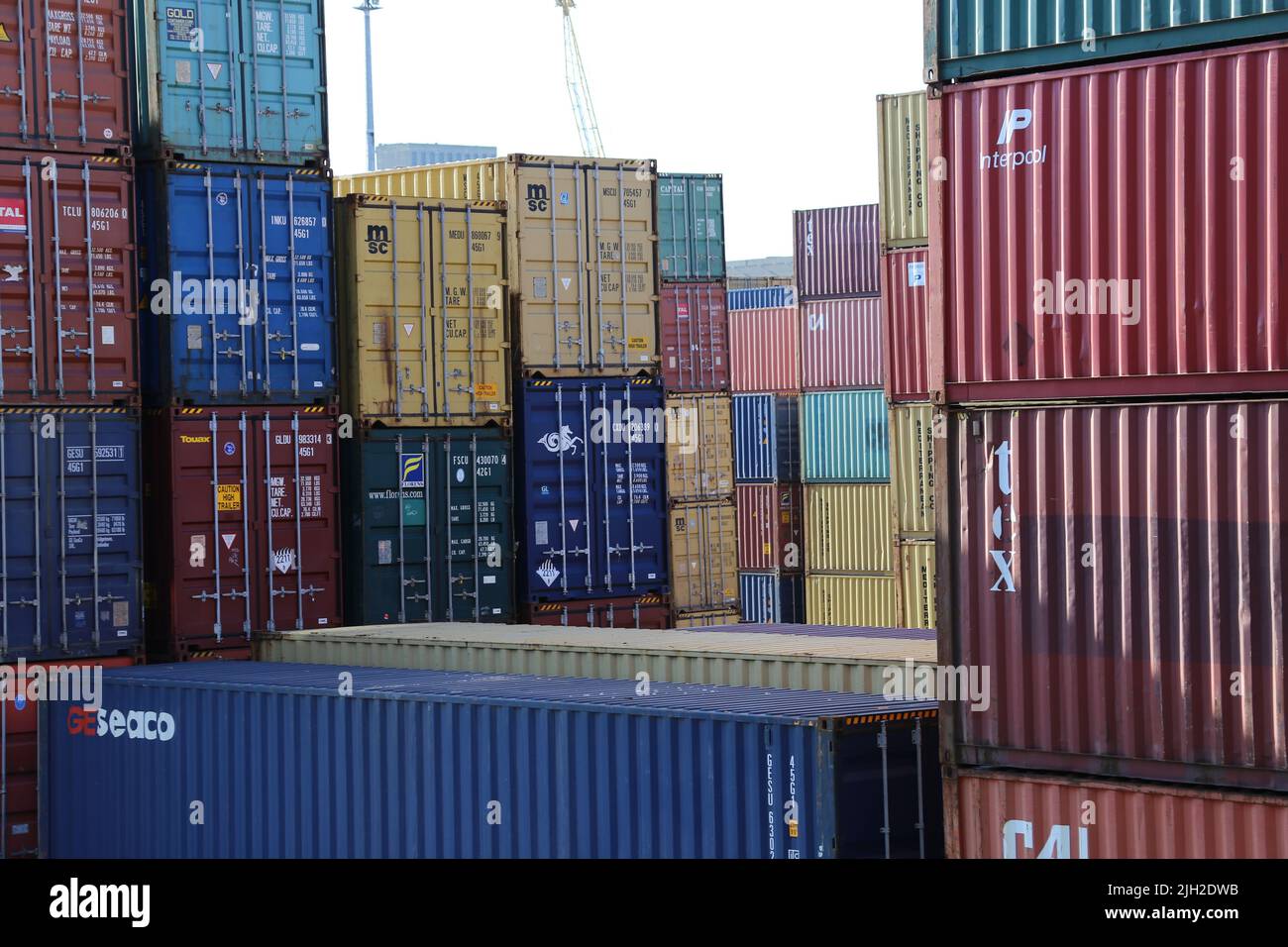 Container Im Hafen von Buenos Aires. Die manchmal bizarre Stapelung der ...