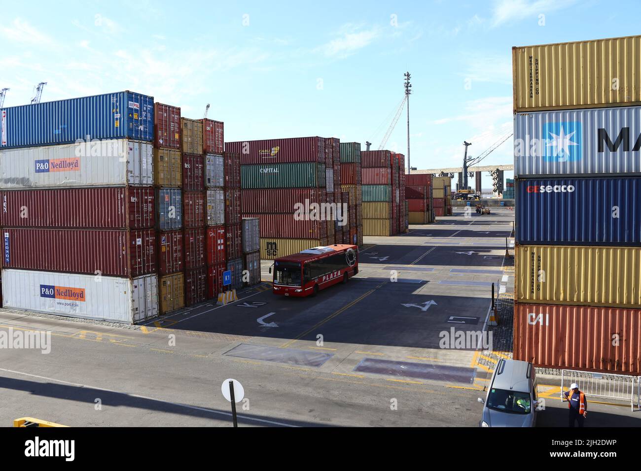 Container Im Hafen von Buenos Aires. Die manchmal bizarre Stapelung der ...
