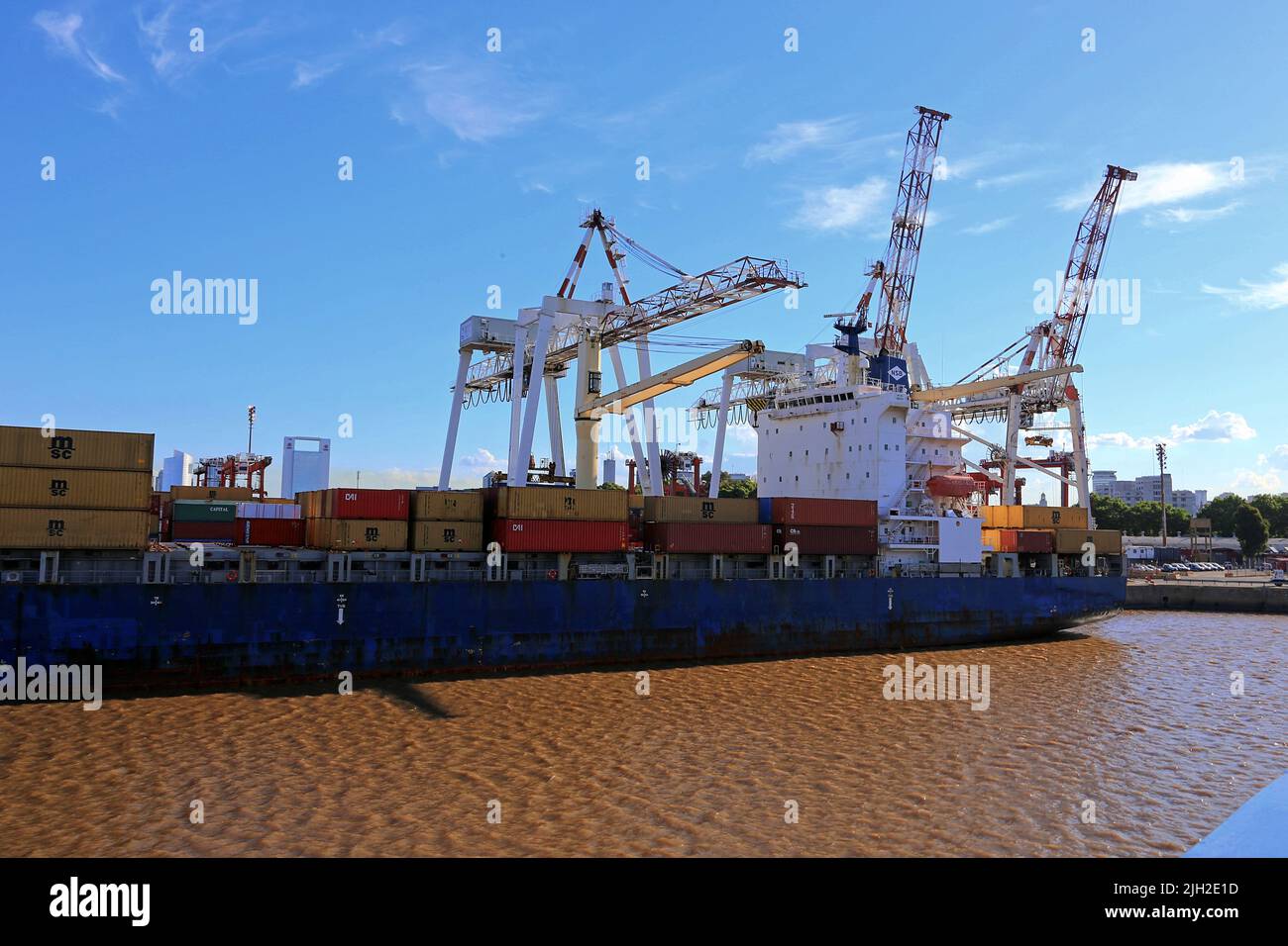 Container Im Hafen von Buenos Aires. Die manchmal bizarre Stapelung der ...