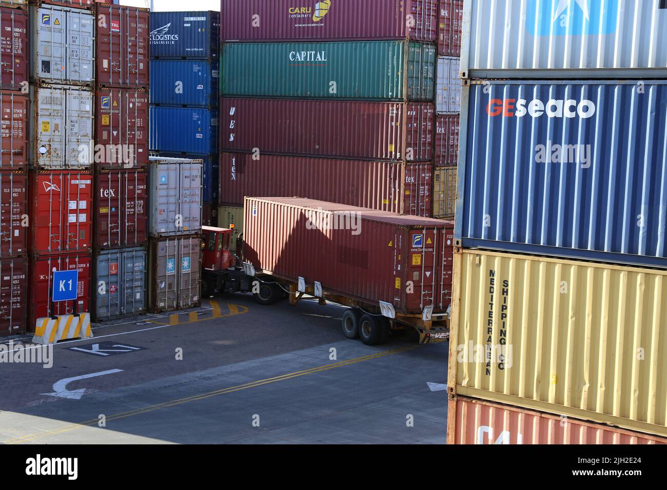 Container Im Hafen von Buenos Aires. Die manchmal bizarre Stapelung der ...