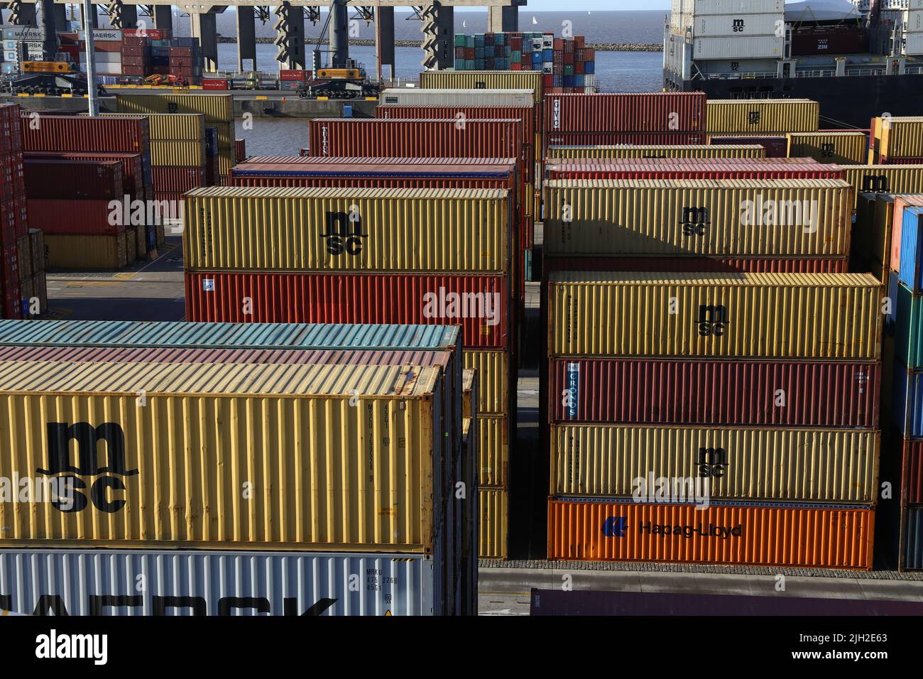 Container Im Hafen von Buenos Aires. Die manchmal bizarre Stapelung der ...