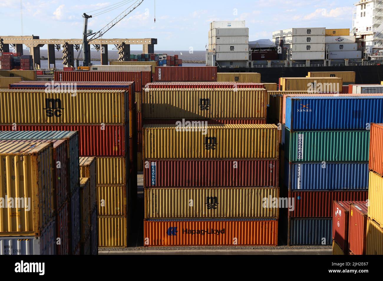 Container Im Hafen von Buenos Aires. Die manchmal bizarre Stapelung der ...