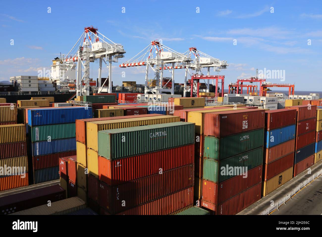 Container Im Hafen von Buenos Aires. Die manchmal bizarre Stapelung der ...