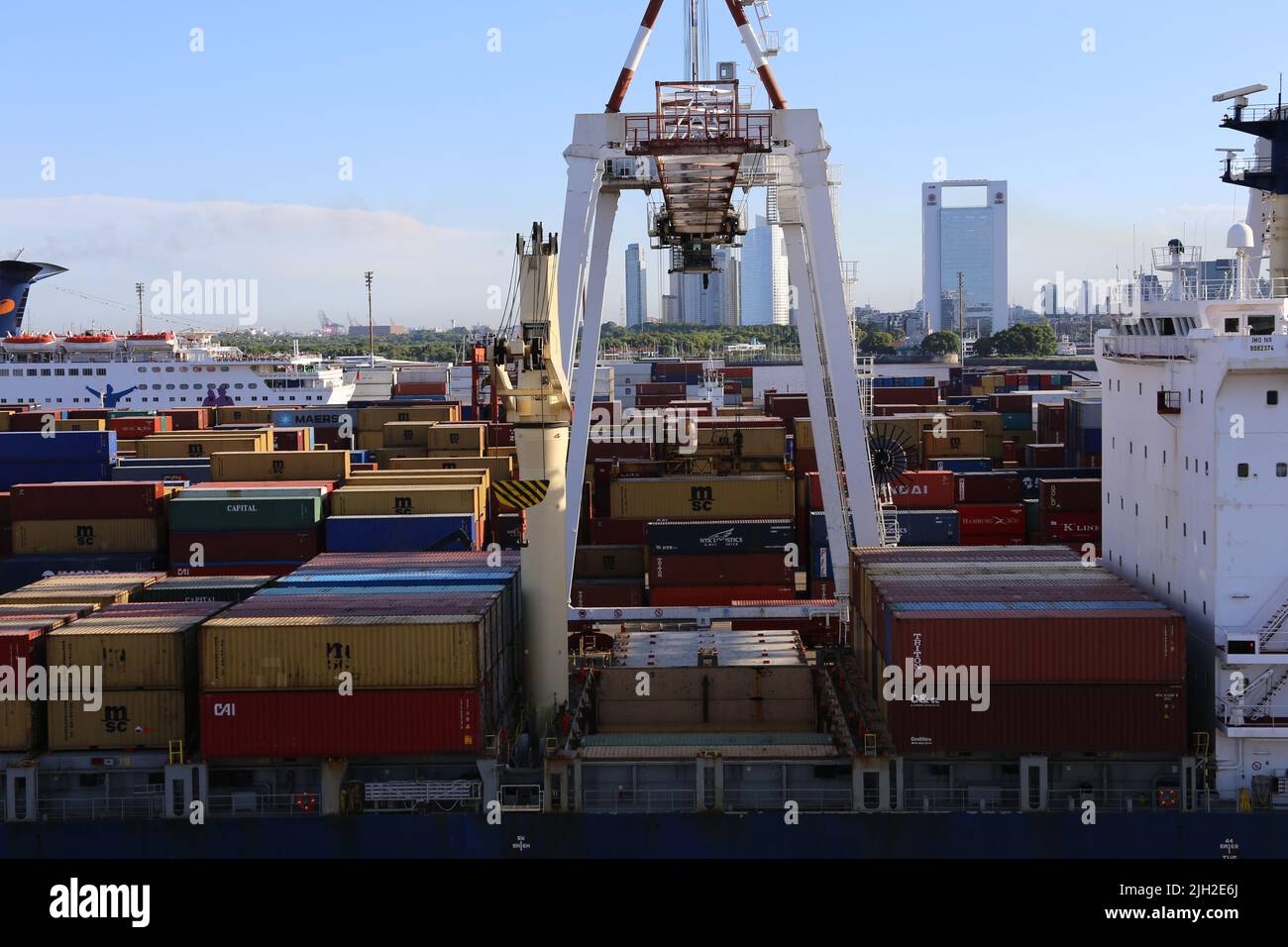 Container Im Hafen von Buenos Aires. Die manchmal bizarre Stapelung der ...