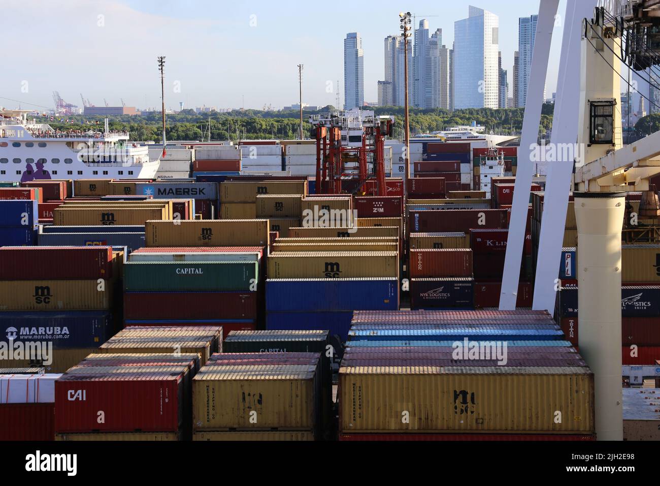 Container Im Hafen von Buenos Aires. Die manchmal bizarre Stapelung der ...