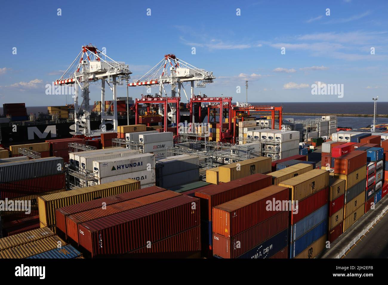 Container Im Hafen von Buenos Aires. Die manchmal bizarre Stapelung der ...