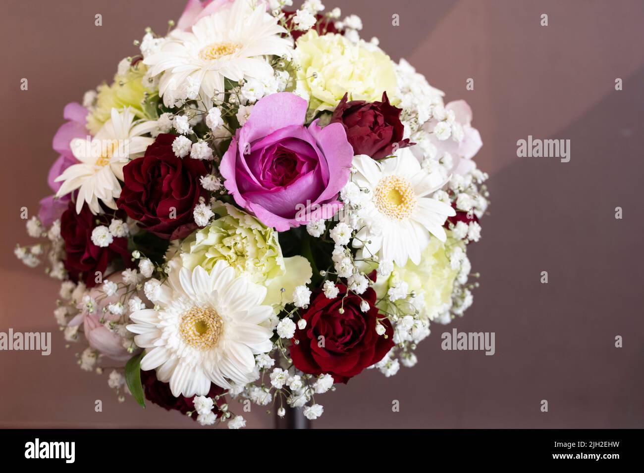 Bridal bouquet pink roses hi-res stock photography and images - Alamy