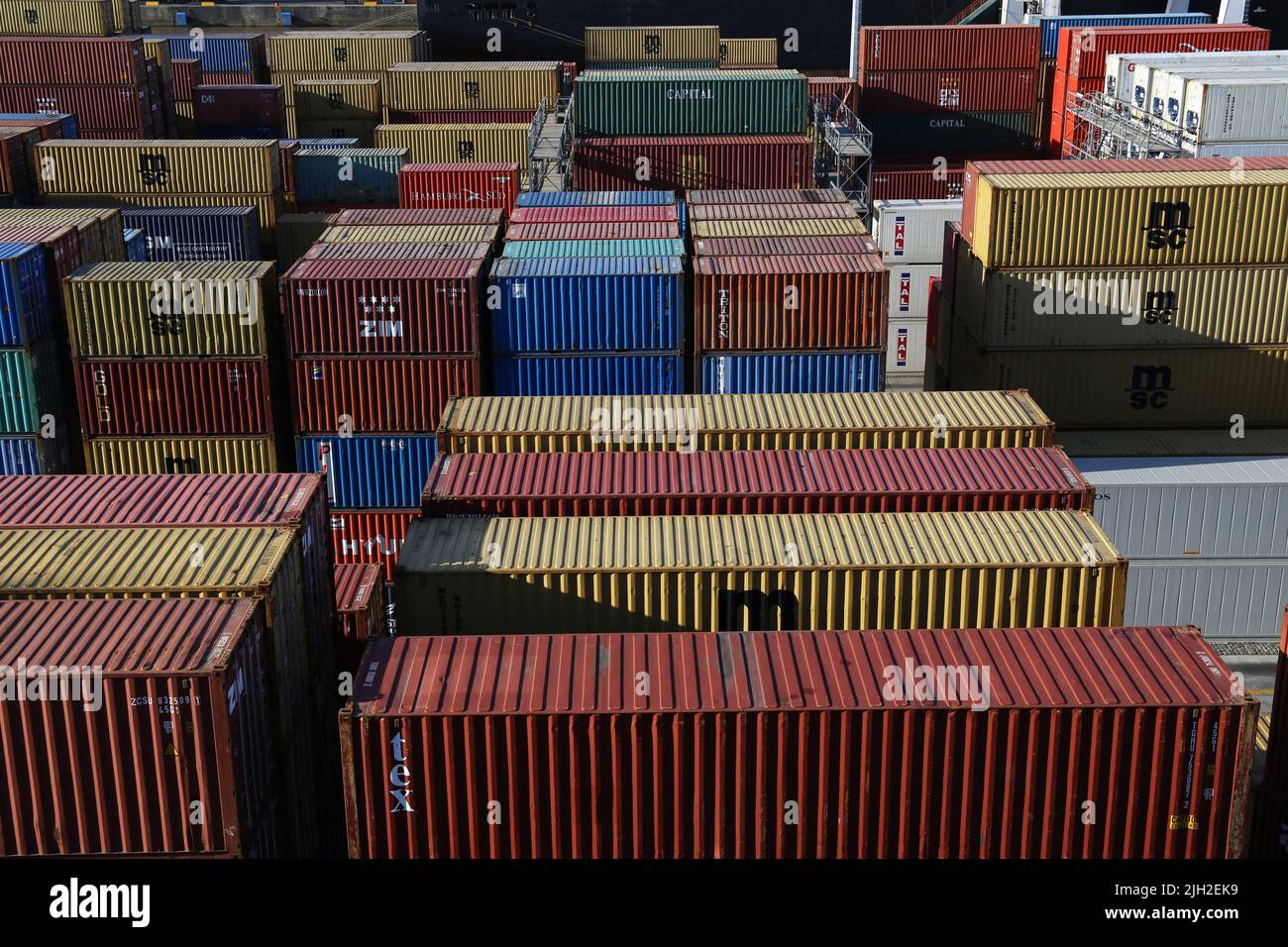 Container Im Hafen von Buenos Aires. Die manchmal bizarre Stapelung der ...