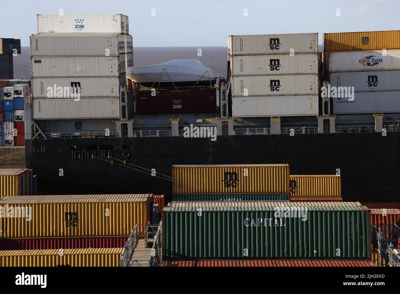 Container Im Hafen von Buenos Aires. Die manchmal bizarre Stapelung der ...