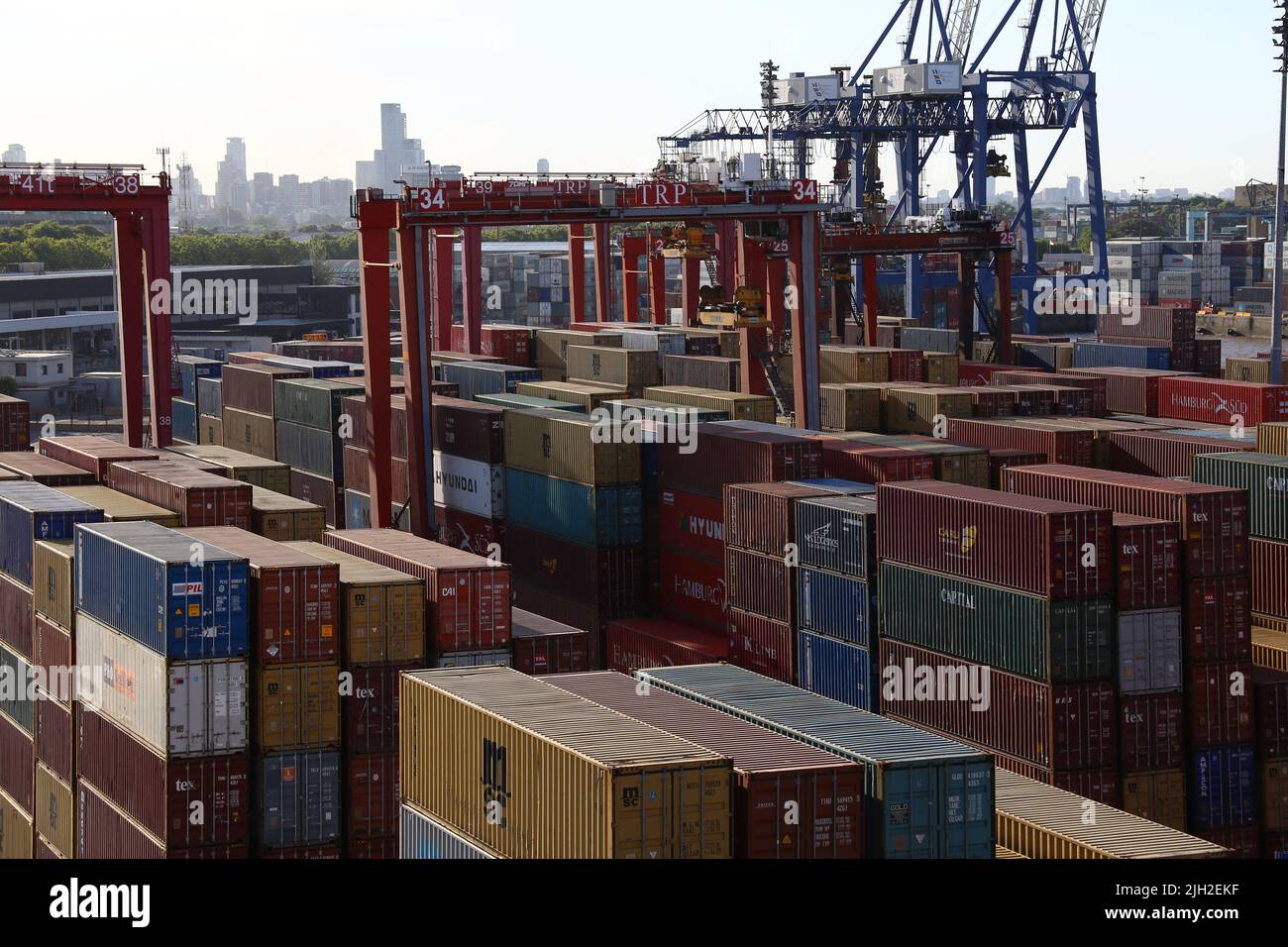 Container Im Hafen von Buenos Aires. Die manchmal bizarre Stapelung der ...