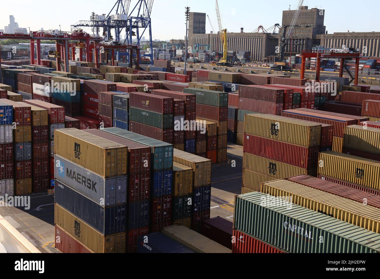 Container Im Hafen von Buenos Aires. Die manchmal bizarre Stapelung der ...